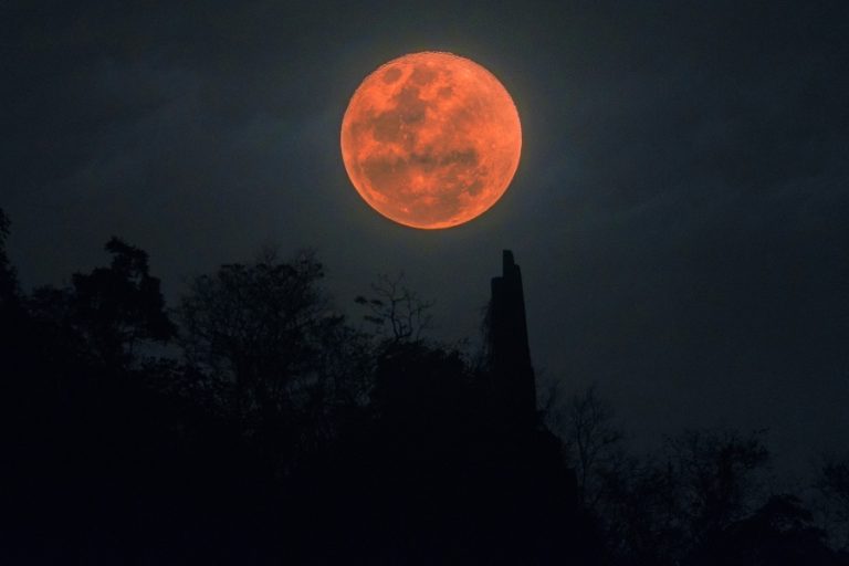 Why Does the Moon Turn Red During a Lunar Eclipse?